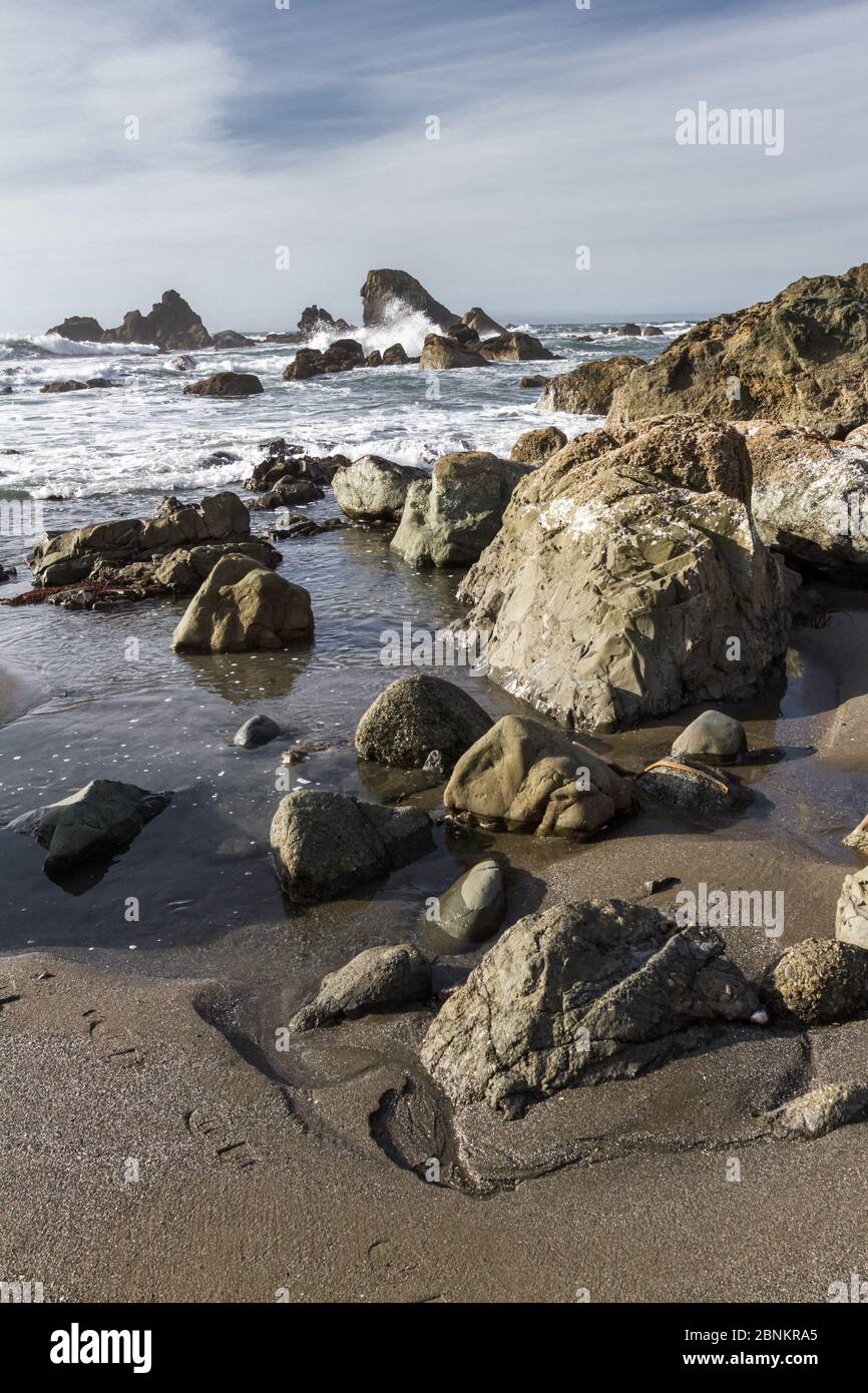 waves crashing into the rocky shoreline in Nesika Beach, Oregon Stock ...
