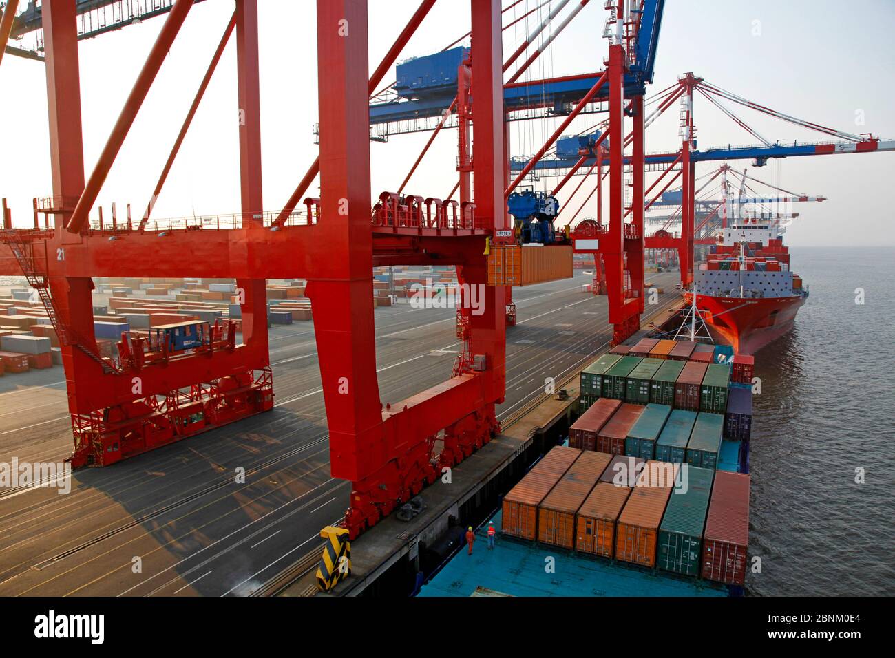 Grey terminal cranes hi-res stock photography and images - Alamy