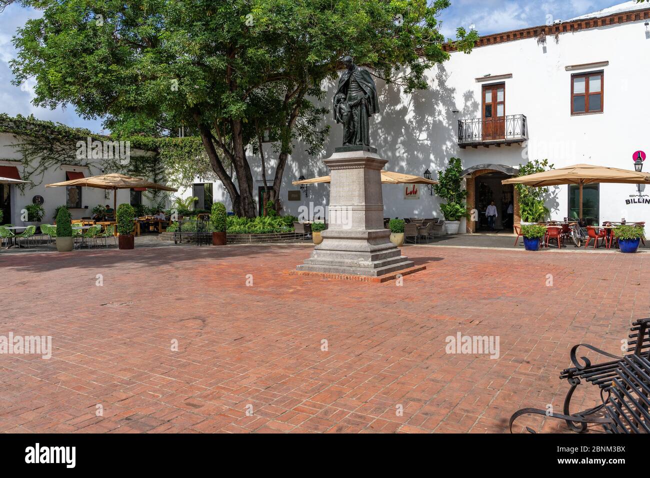 Statue in the small square of parque billini hi-res stock photography ...