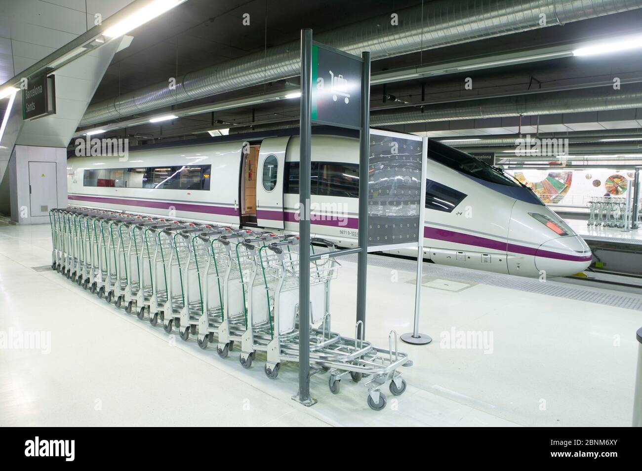 Barcelona Sans railway station Stock Photo - Alamy