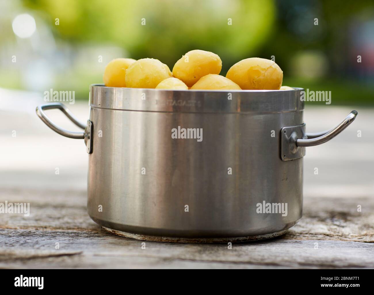 Potatoes pot hi-res stock photography and images - Alamy