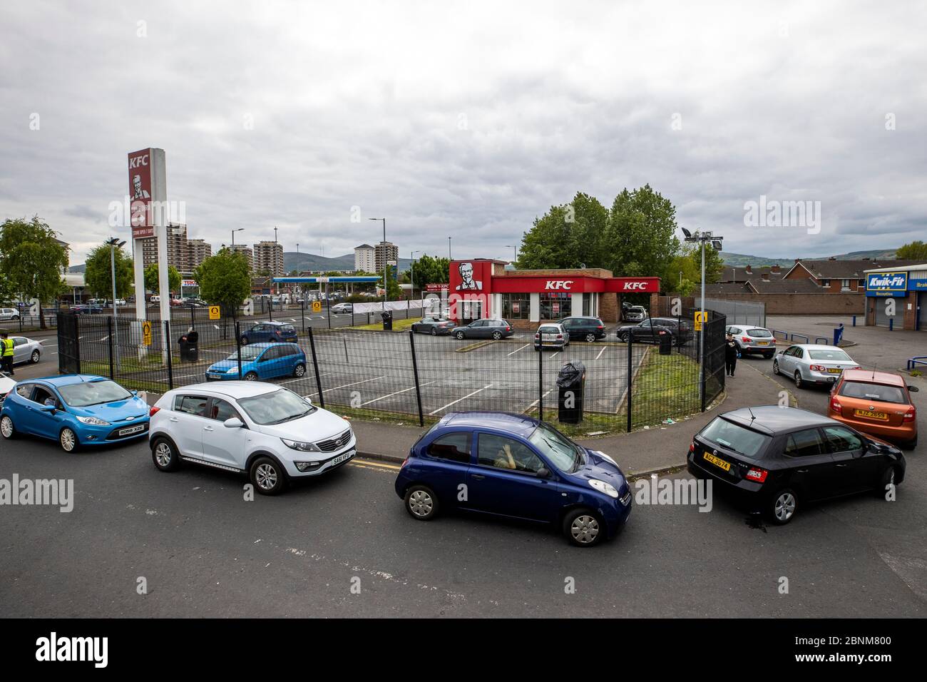 Cars queueing kfc belfast yorkgate hi-res stock photography and images ...