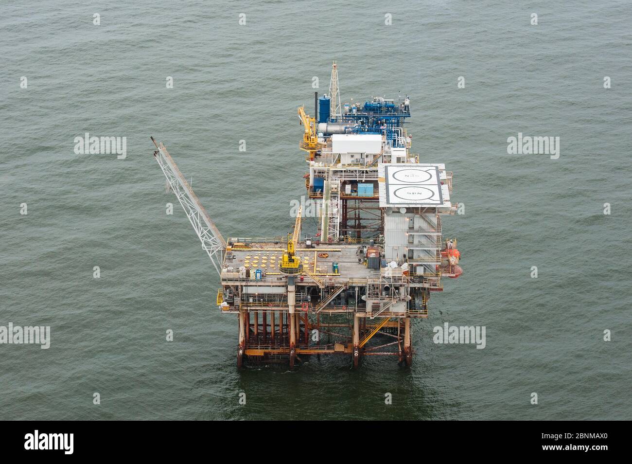 Aerial view of oil rig drilling platform, Louisiana, Gulf of Mexico ...