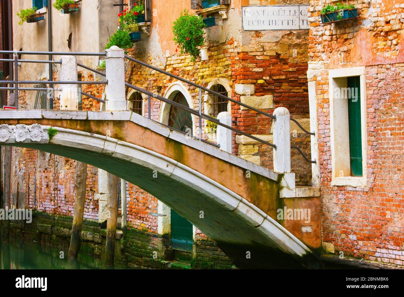 Bridge over canal hi-res stock photography and images - Alamy