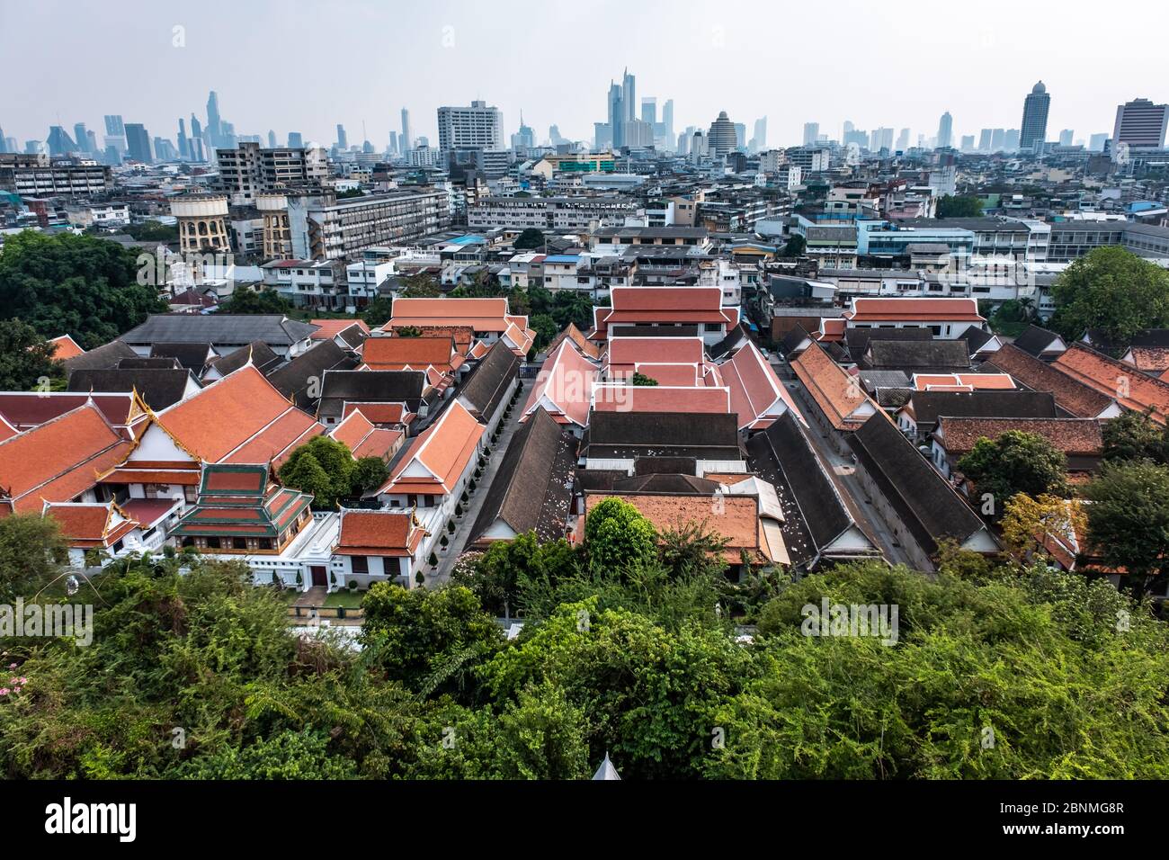 Bangkok temple skyscraper hi-res stock photography and images - Alamy