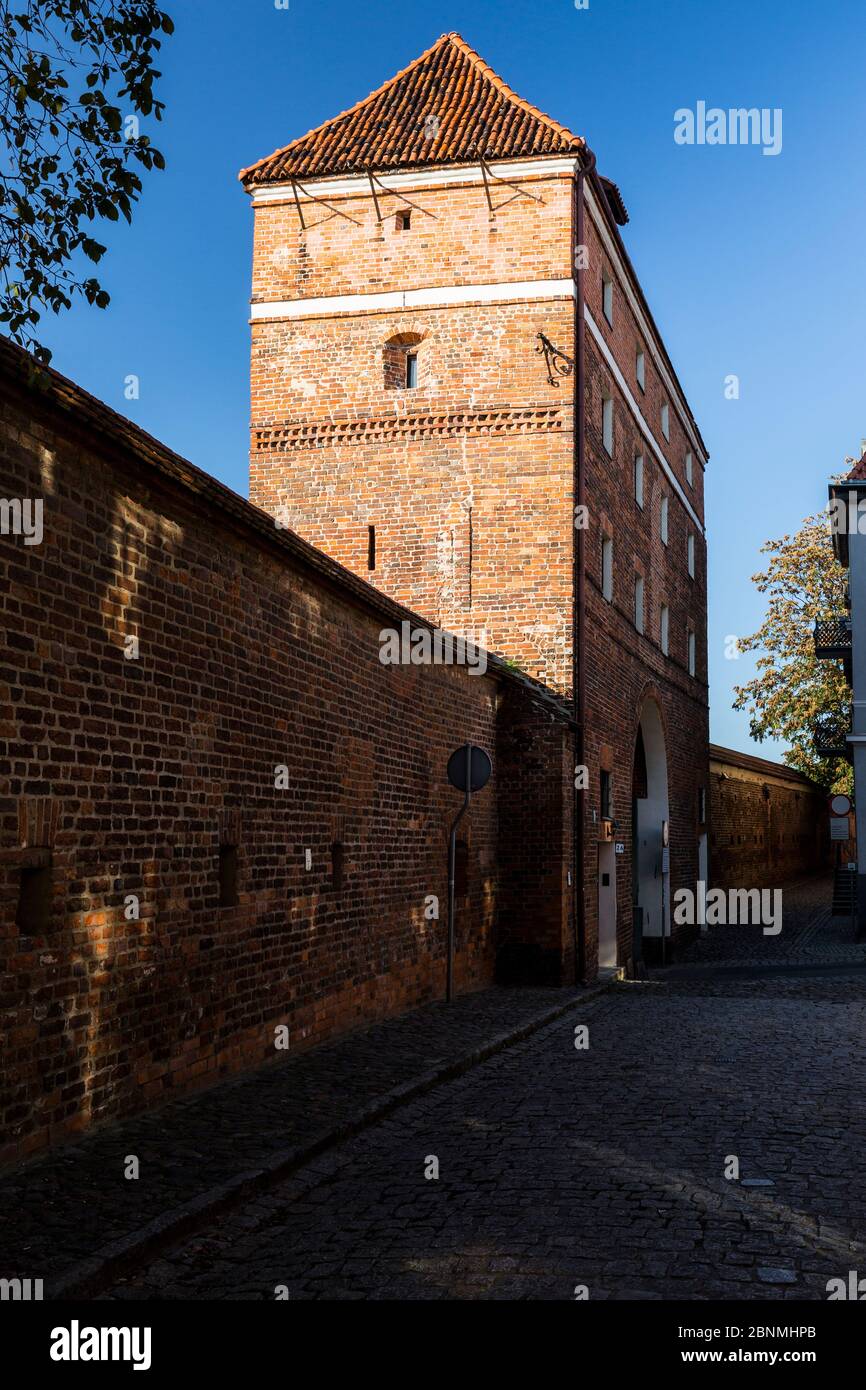 Torun thorn city walls and the leaning tower hi-res stock photography ...