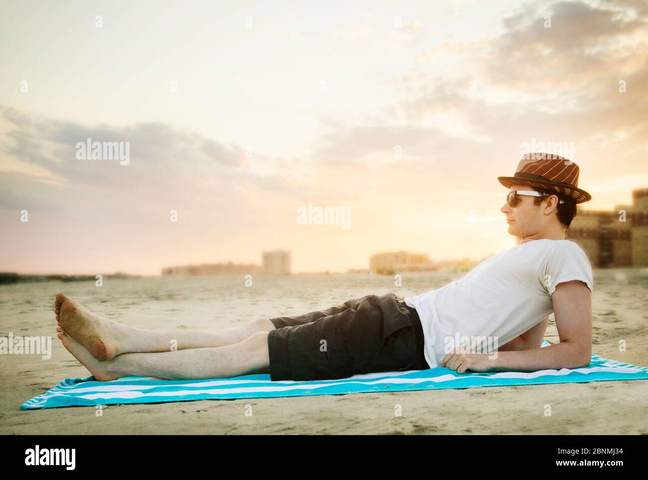 Man vacation beach hi-res stock photography and images - Alamy