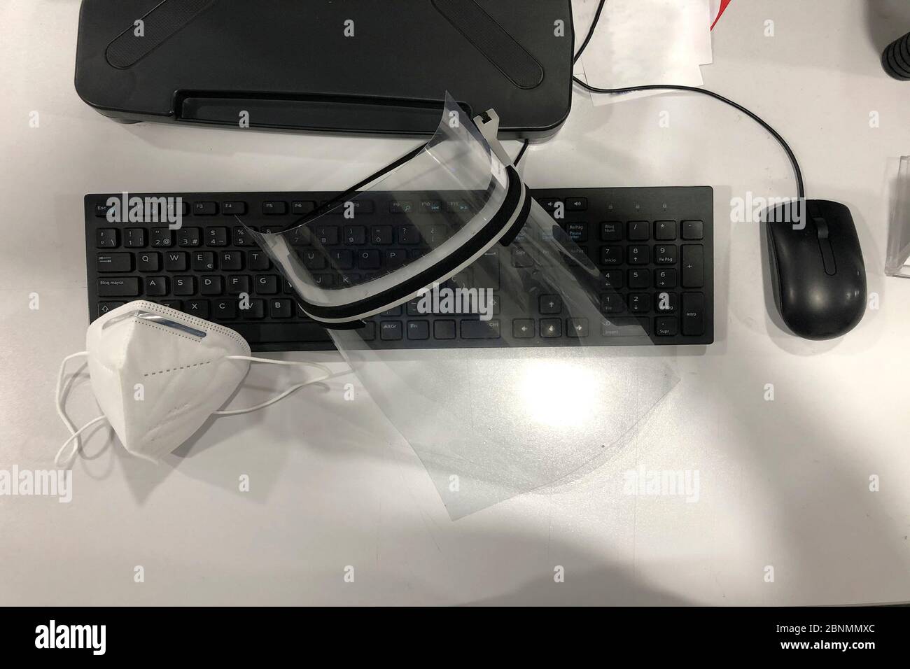 Face mask and face shield for Covid-19 in the office, PC table, with ...