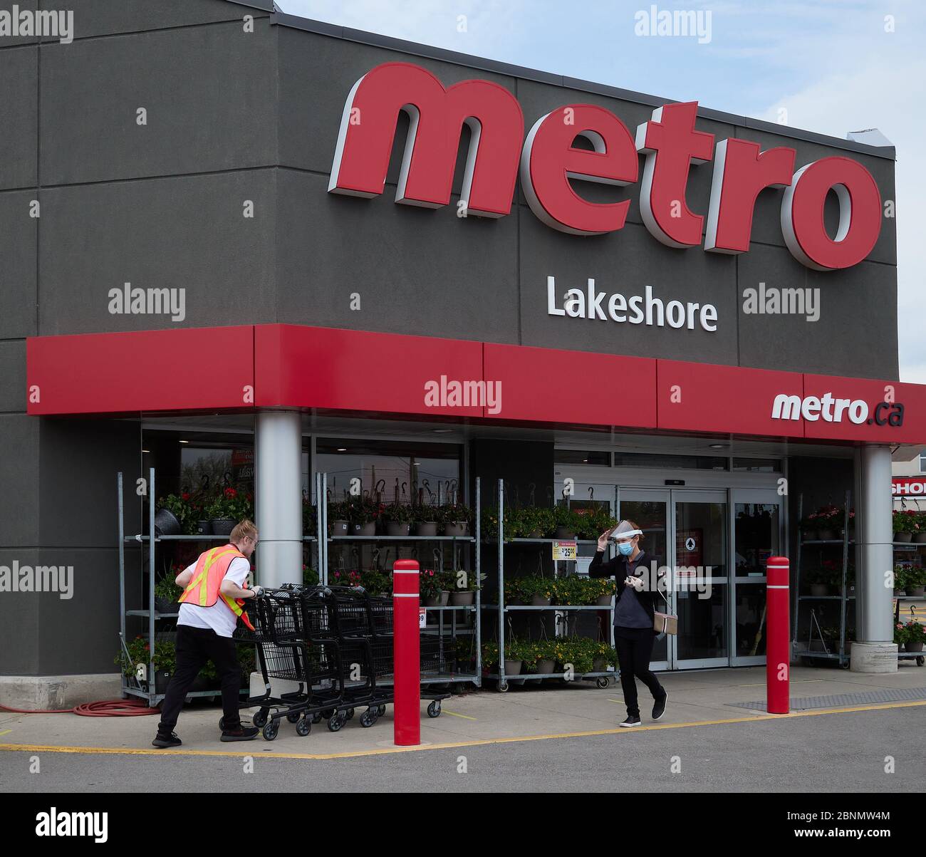 Woman worker wears face hi-res stock photography and images - Alamy