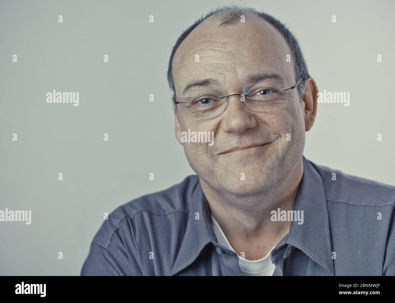 Elderly man with camera hi-res stock photography and images - Alamy