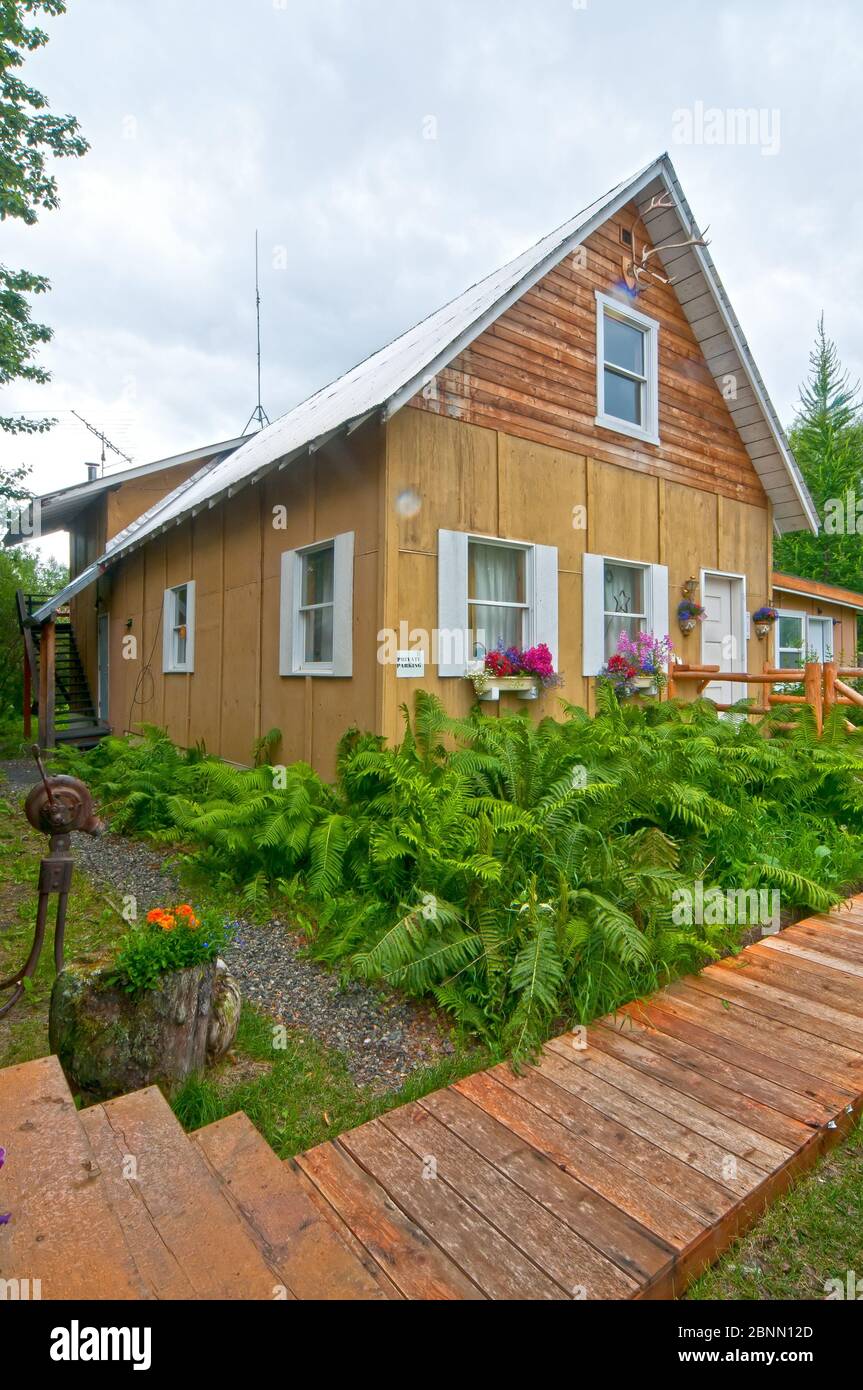 Log cabin exterior holiday home hi-res stock photography and images - Alamy