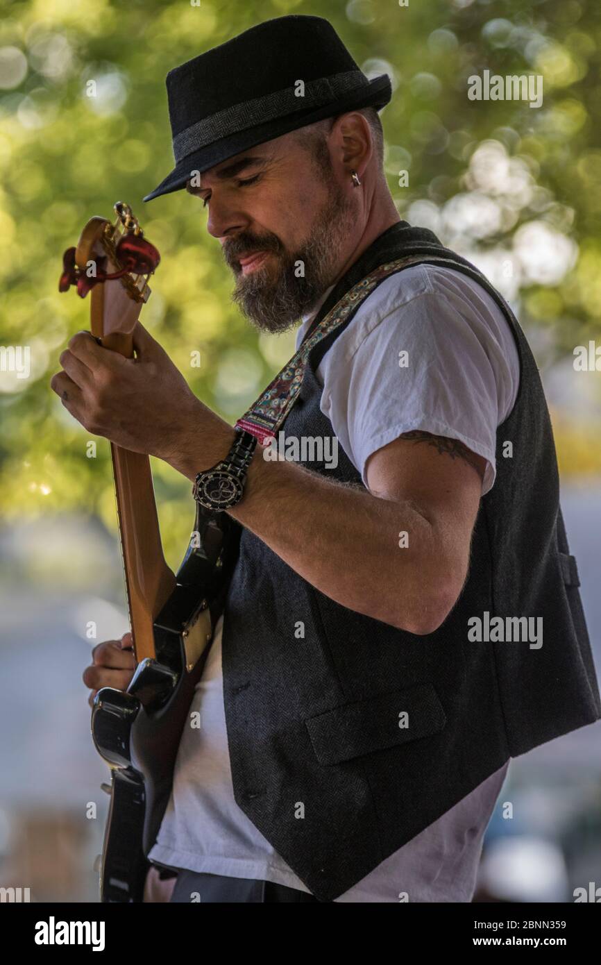 Male guitarist playing stratocaster hi-res stock photography and images ...
