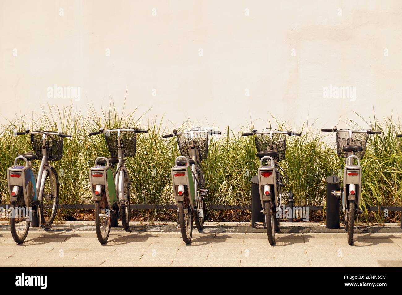 Row of city bicycles hi-res stock photography and images - Alamy
