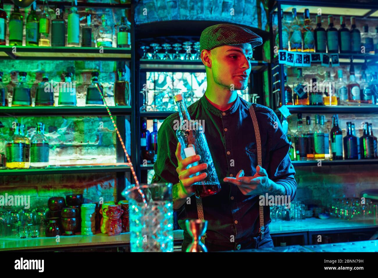 Barman work preparing cocktails serving hi-res stock photography and ...