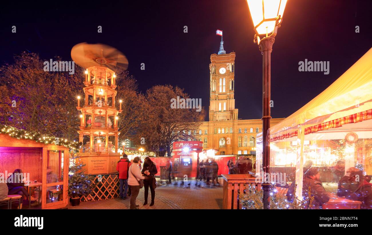 Christmas pyramid, Rotes Rathaus, Christmas market, blue hour ...