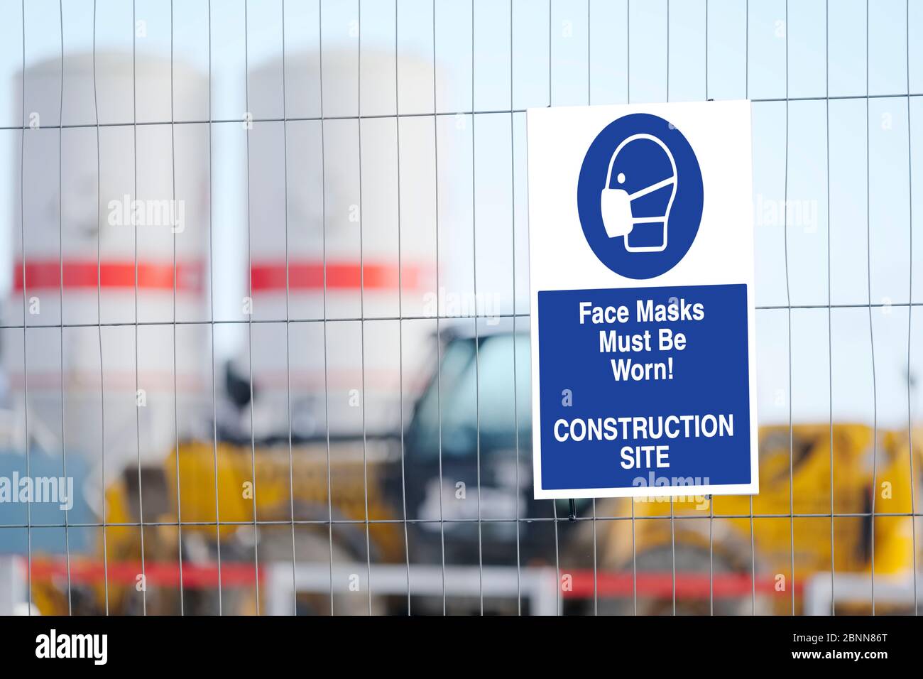 Construction site face mask must be worn sign Stock Photo - Alamy