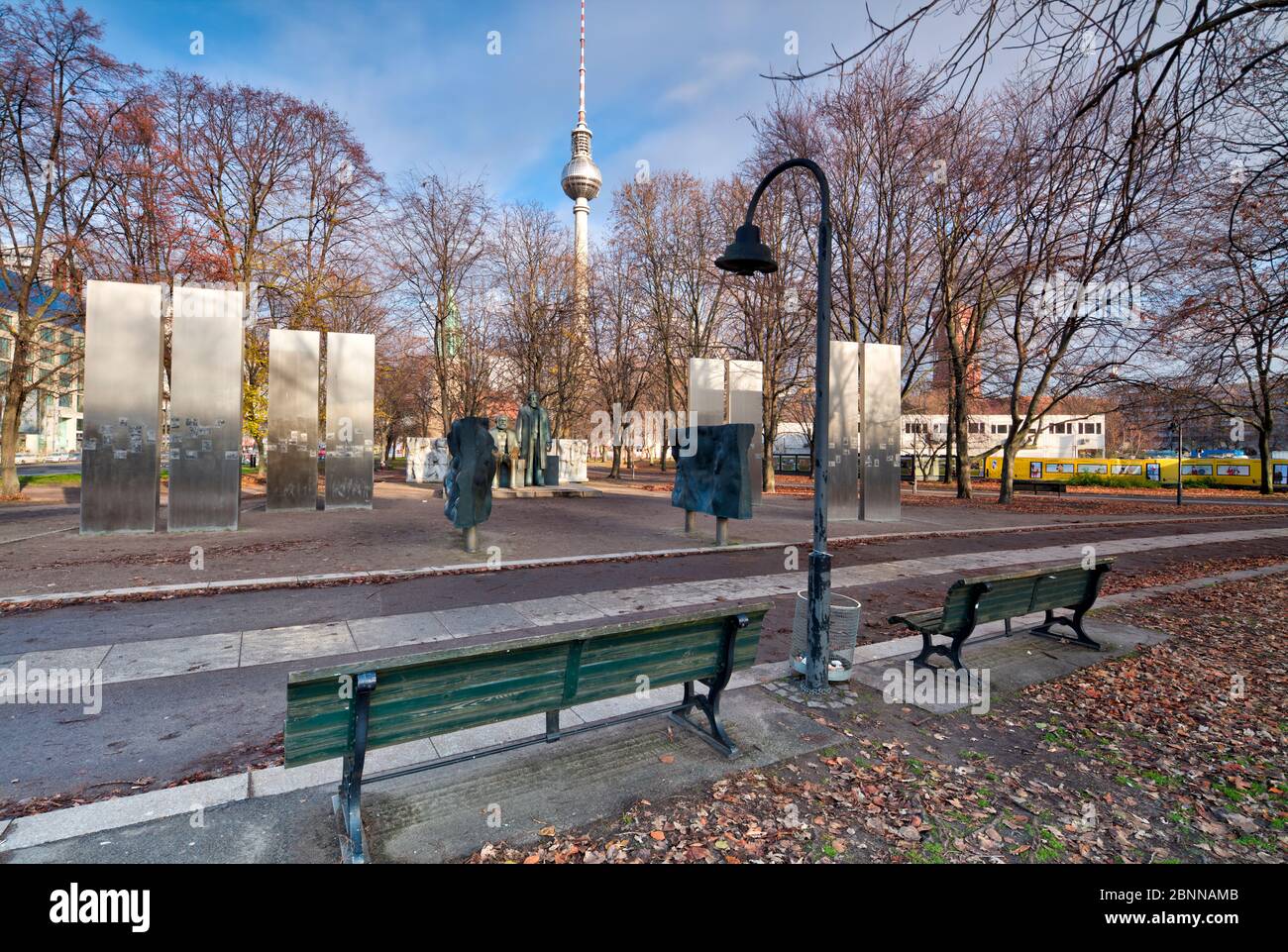Marx and Engels statue, Marx-Engels-Forum, Alexanderplatz, Berlin ...