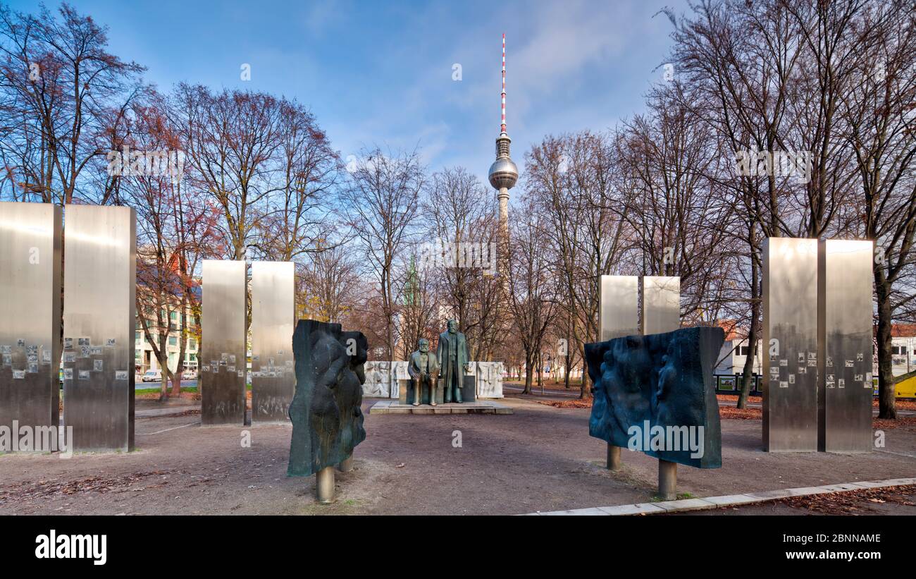 Marx and Engels statue, Marx-Engels-Forum, Alexanderplatz, Berlin ...