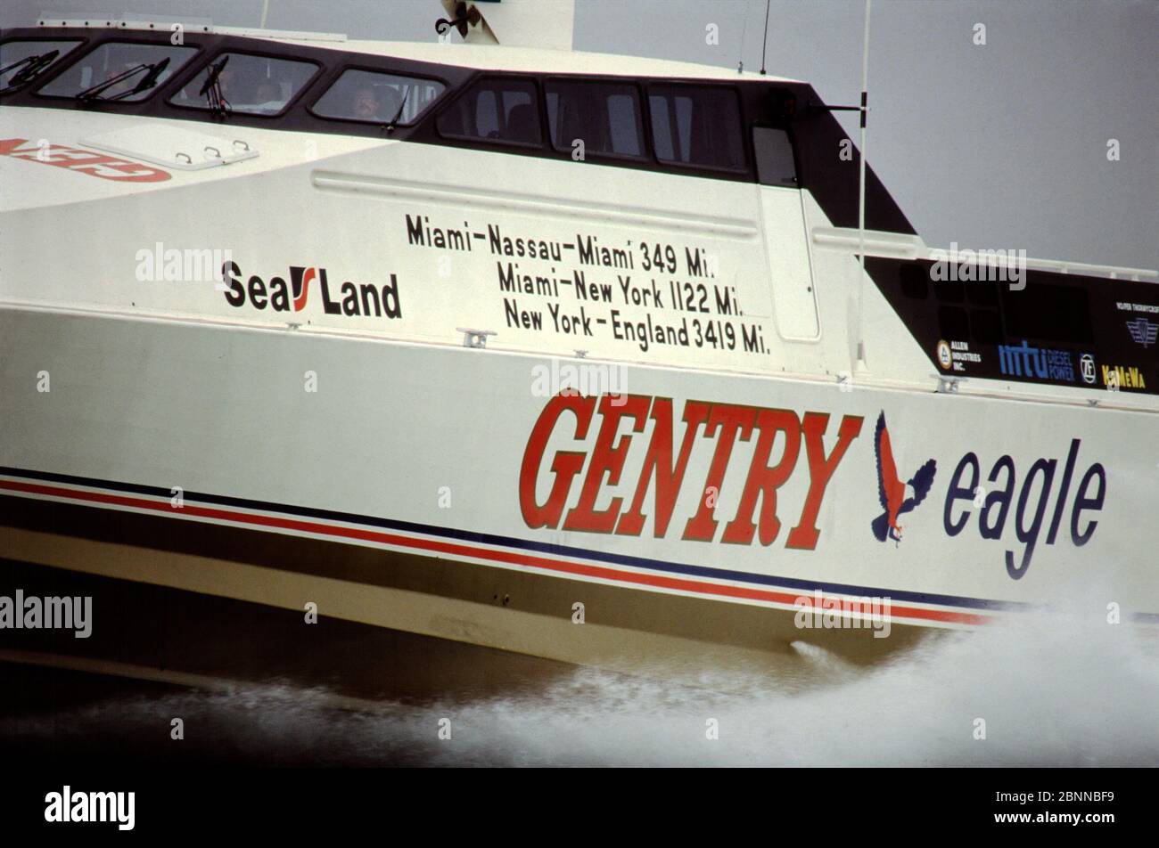 AJAXNETPHOTO. 1989. SOLENT, ENGLAND - RECORD BREAKER - THE AMERICAN ...