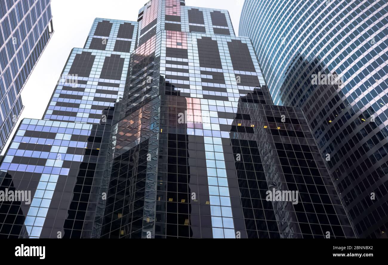 Upward view of chicago skyscrapers and tall office buildings ...