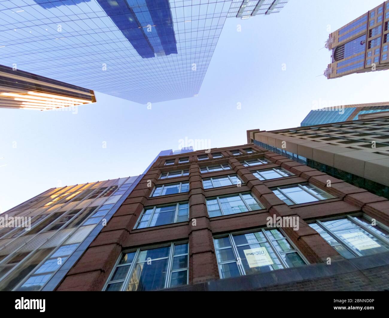 Upward view of chicago skyscraper busnesses and tall office buildings ...