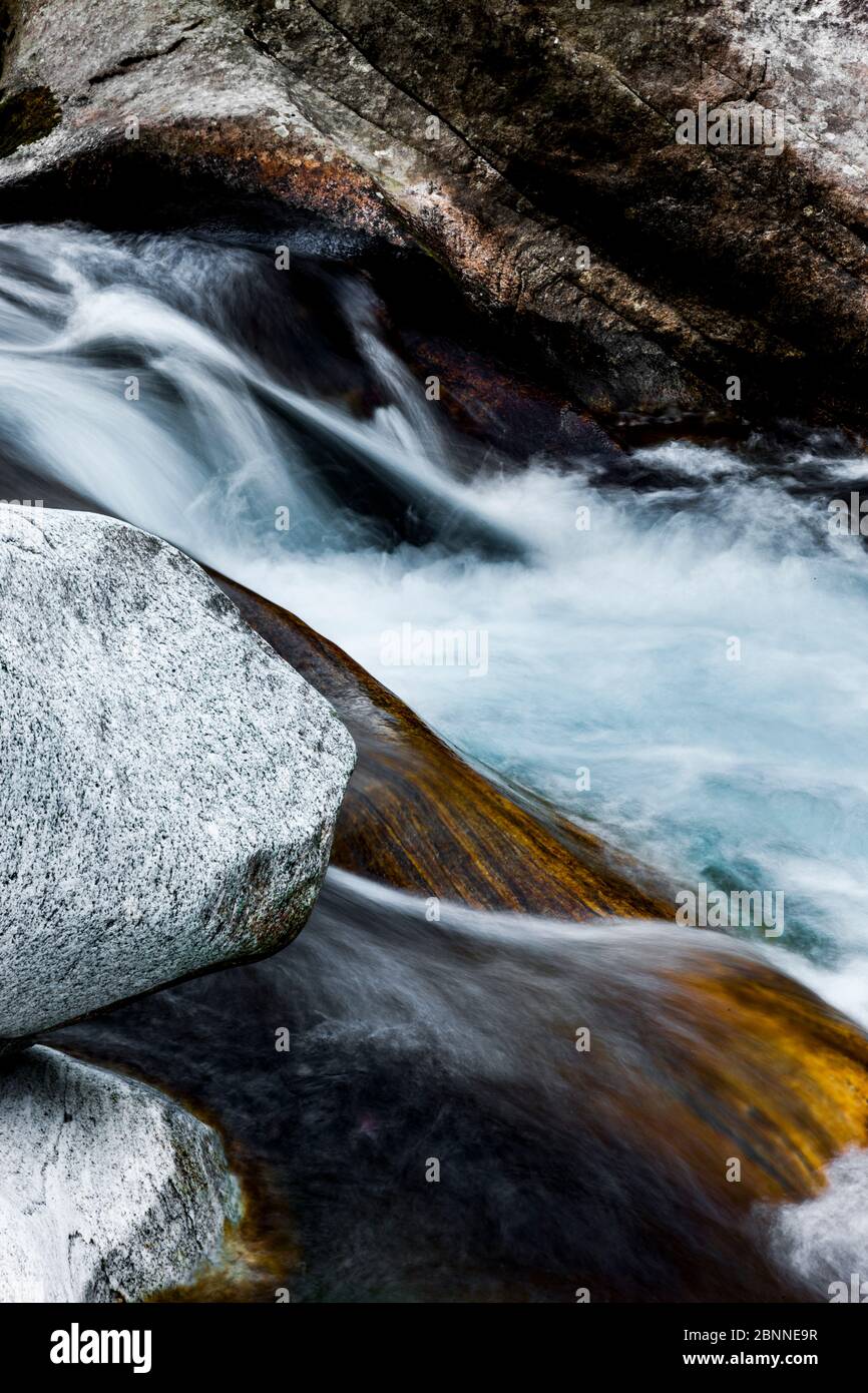 Water flows on mountain rocks hi-res stock photography and images - Alamy