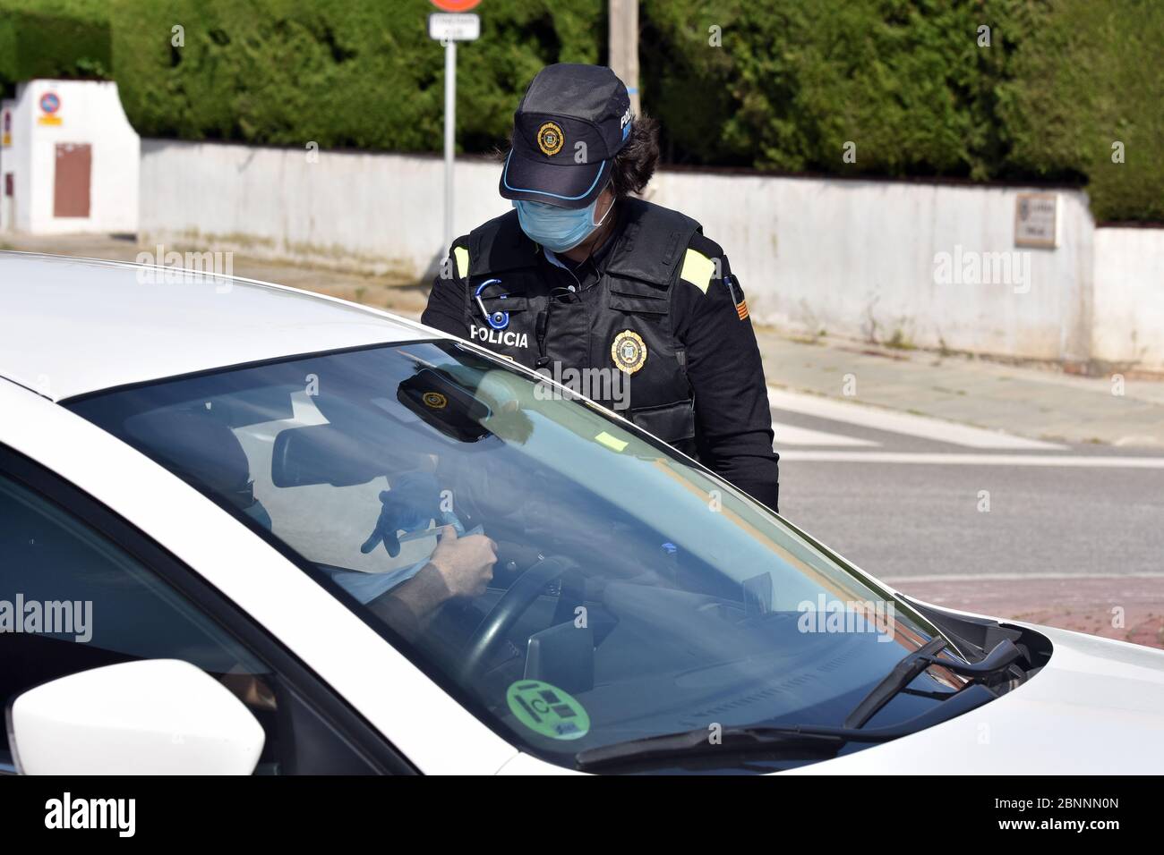 Police officer wearing surgical mask hi-res stock photography and ...