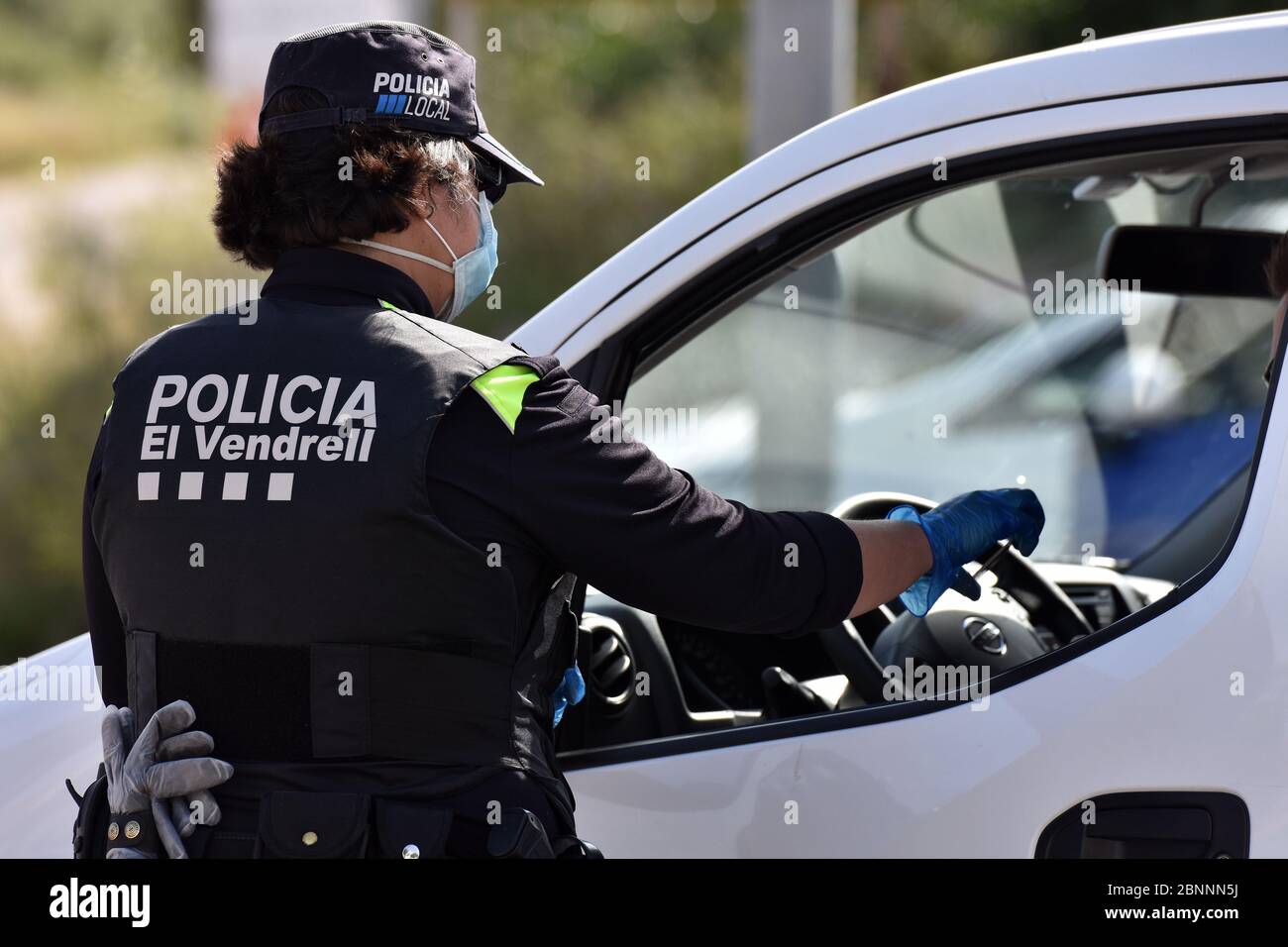 Police officer wearing surgical mask hi-res stock photography and ...