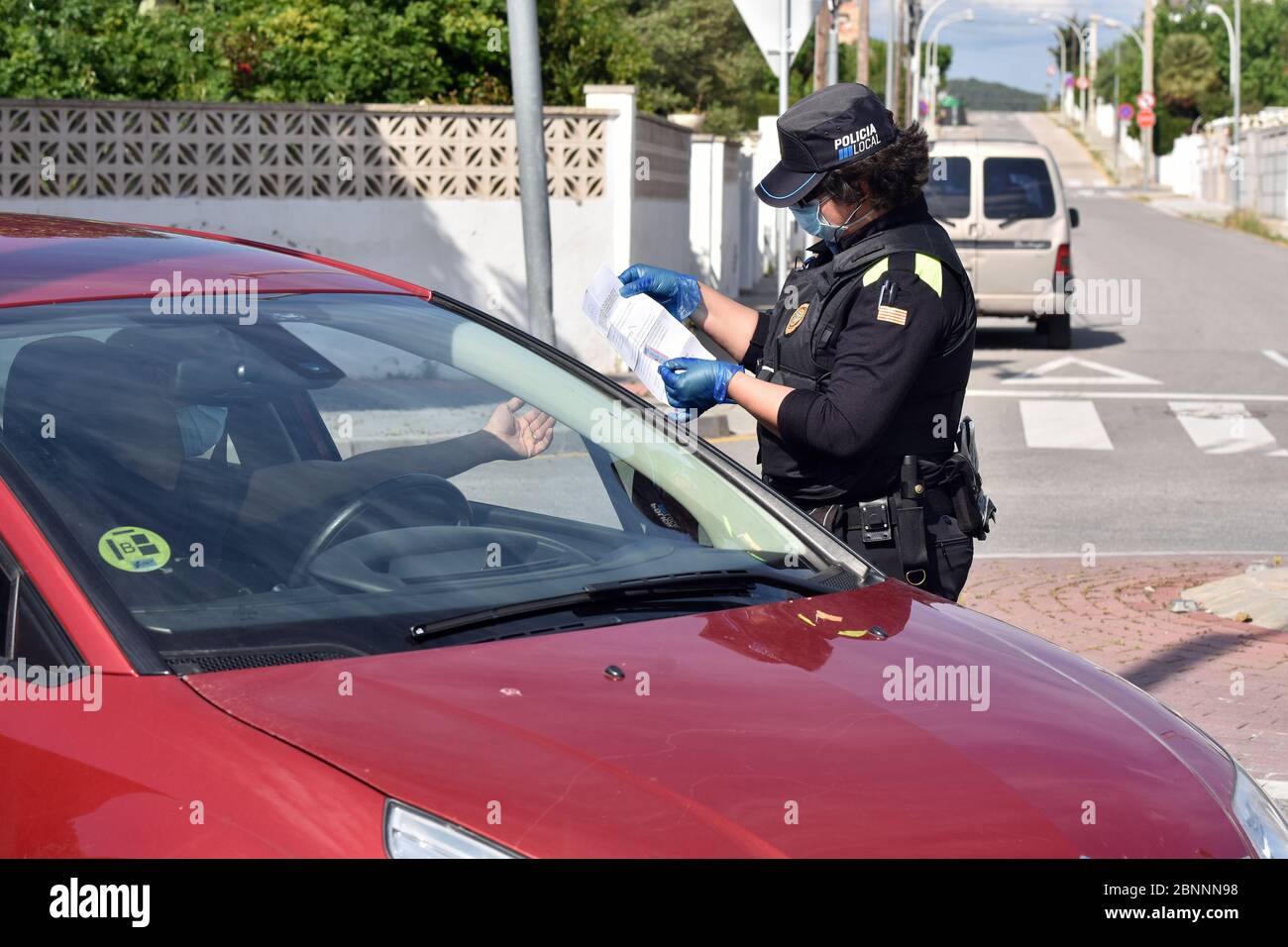 Police officer wearing surgical mask hi-res stock photography and ...