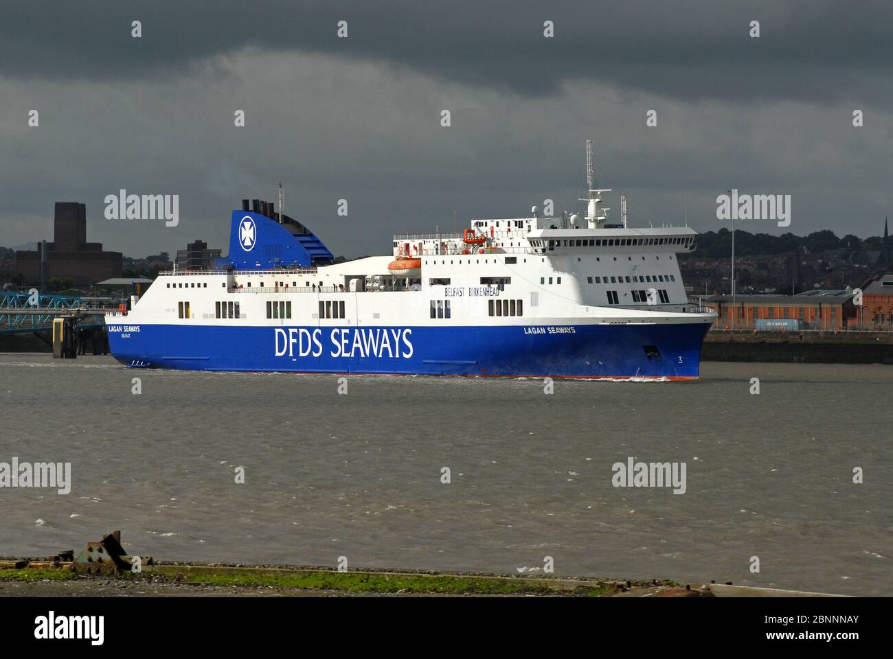 DFDS' LAGAN SEAWAYS departingf rom TWELVE QUAYS, BIRKENHEAD on her ...