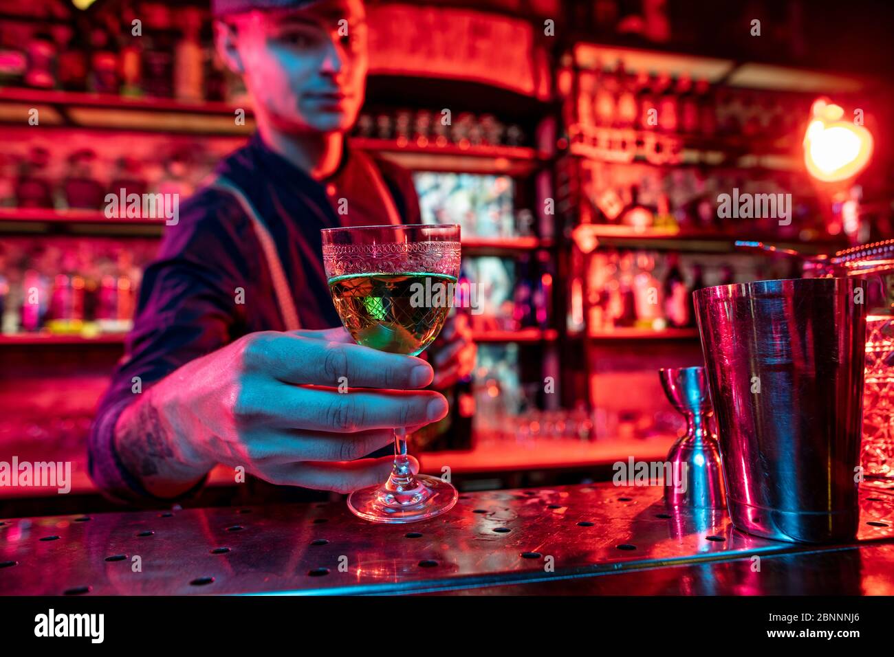 Barman work preparing cocktails serving hi-res stock photography and ...