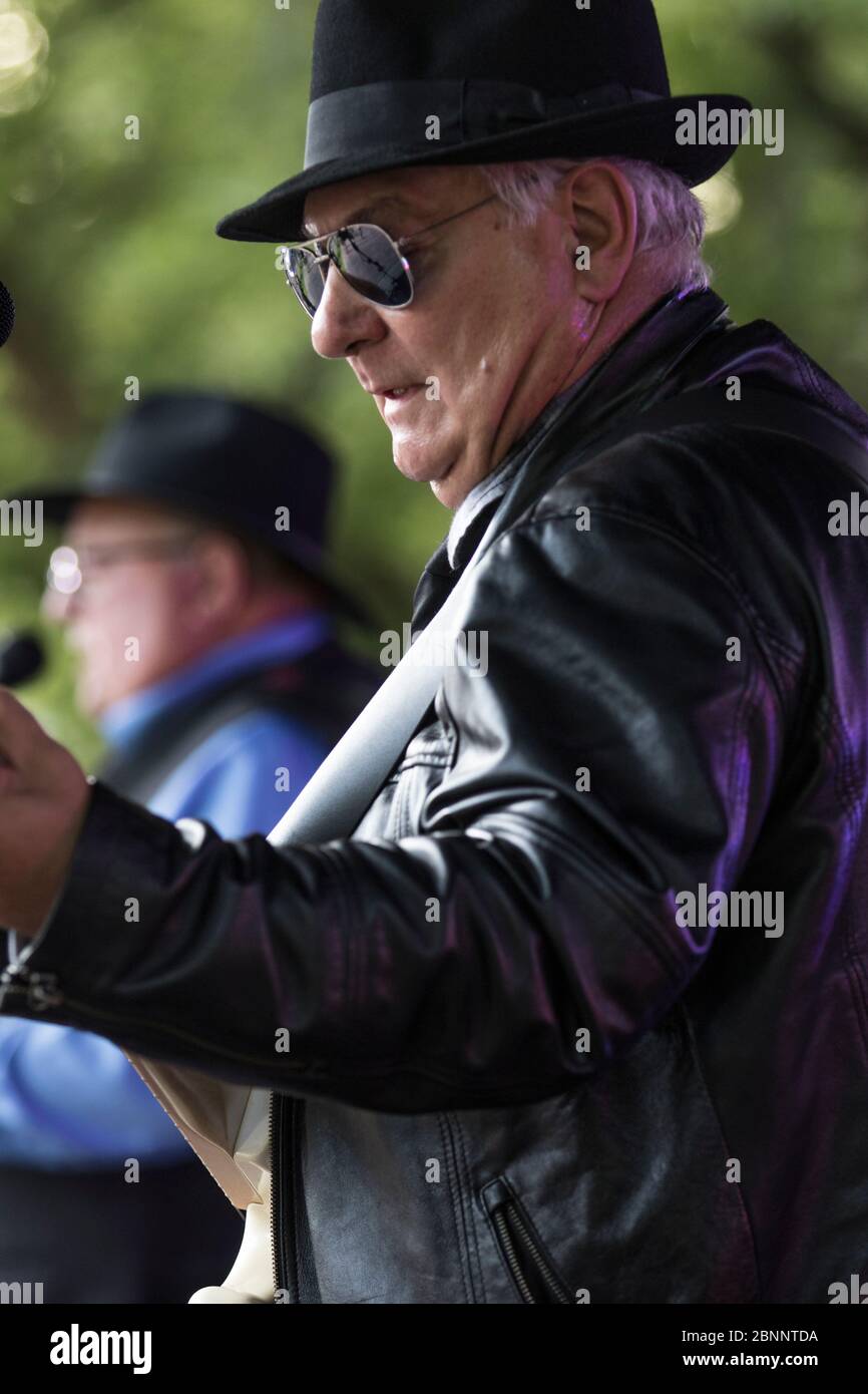 Bass guitar band hi-res stock photography and images - Alamy