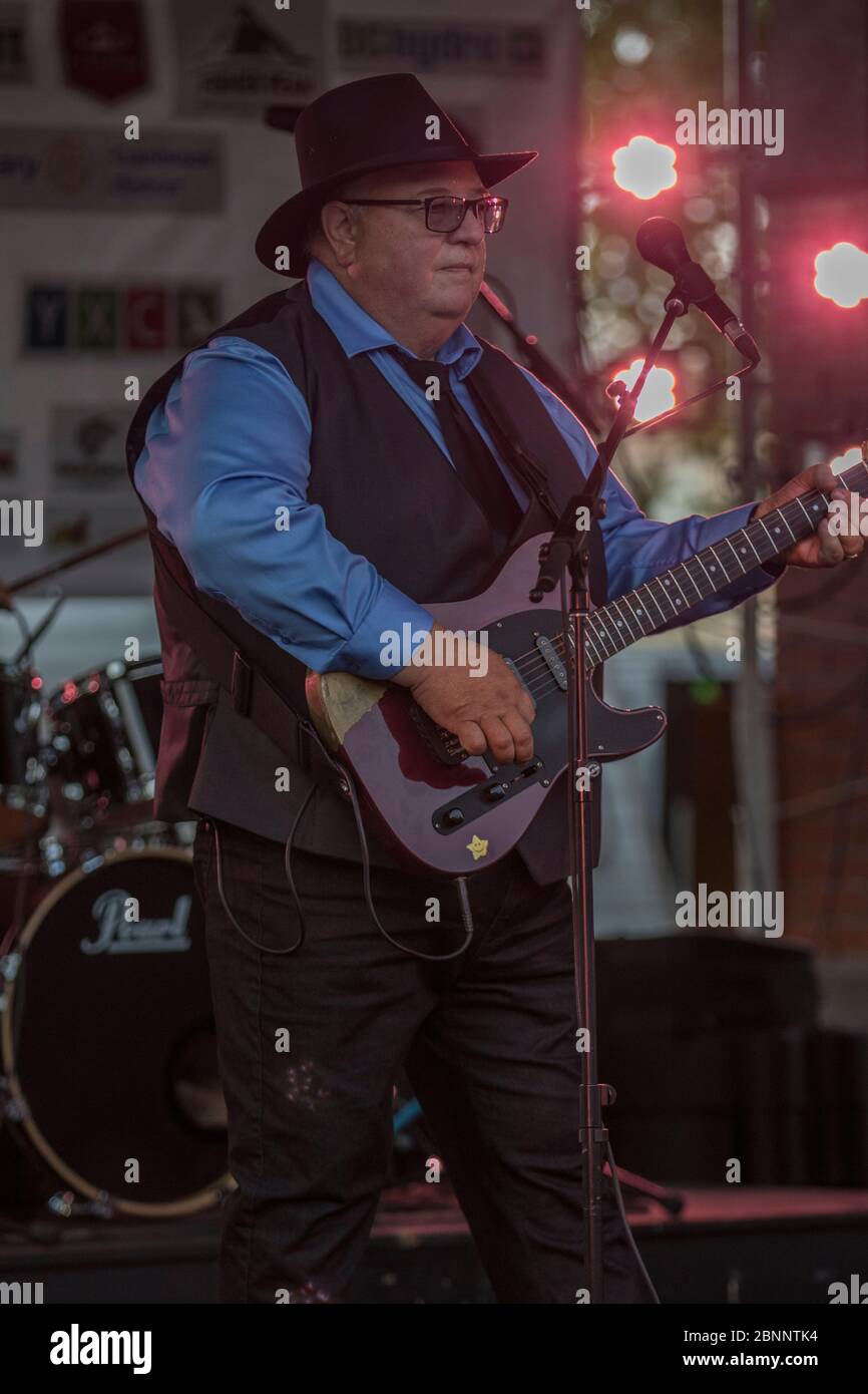 Adult singing male rock hi-res stock photography and images - Alamy