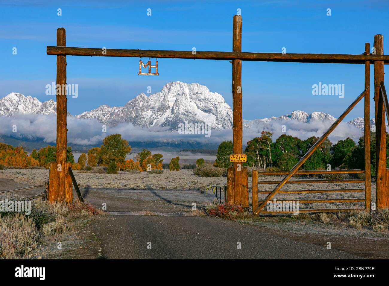 WY04327-00...WYOMING - The Teton Range towering over the entrance to ...