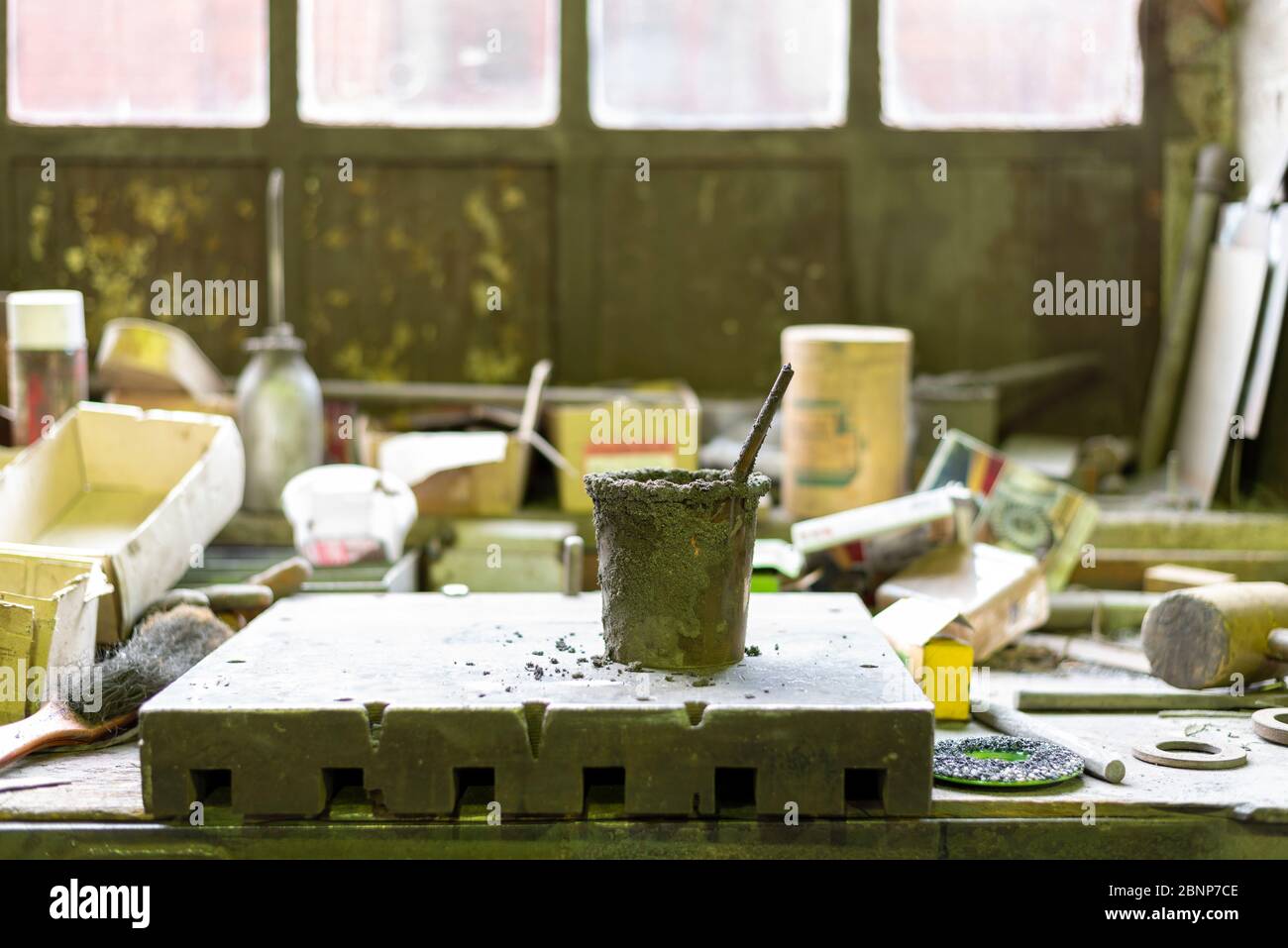 Dirty workbench hi-res stock photography and images - Alamy