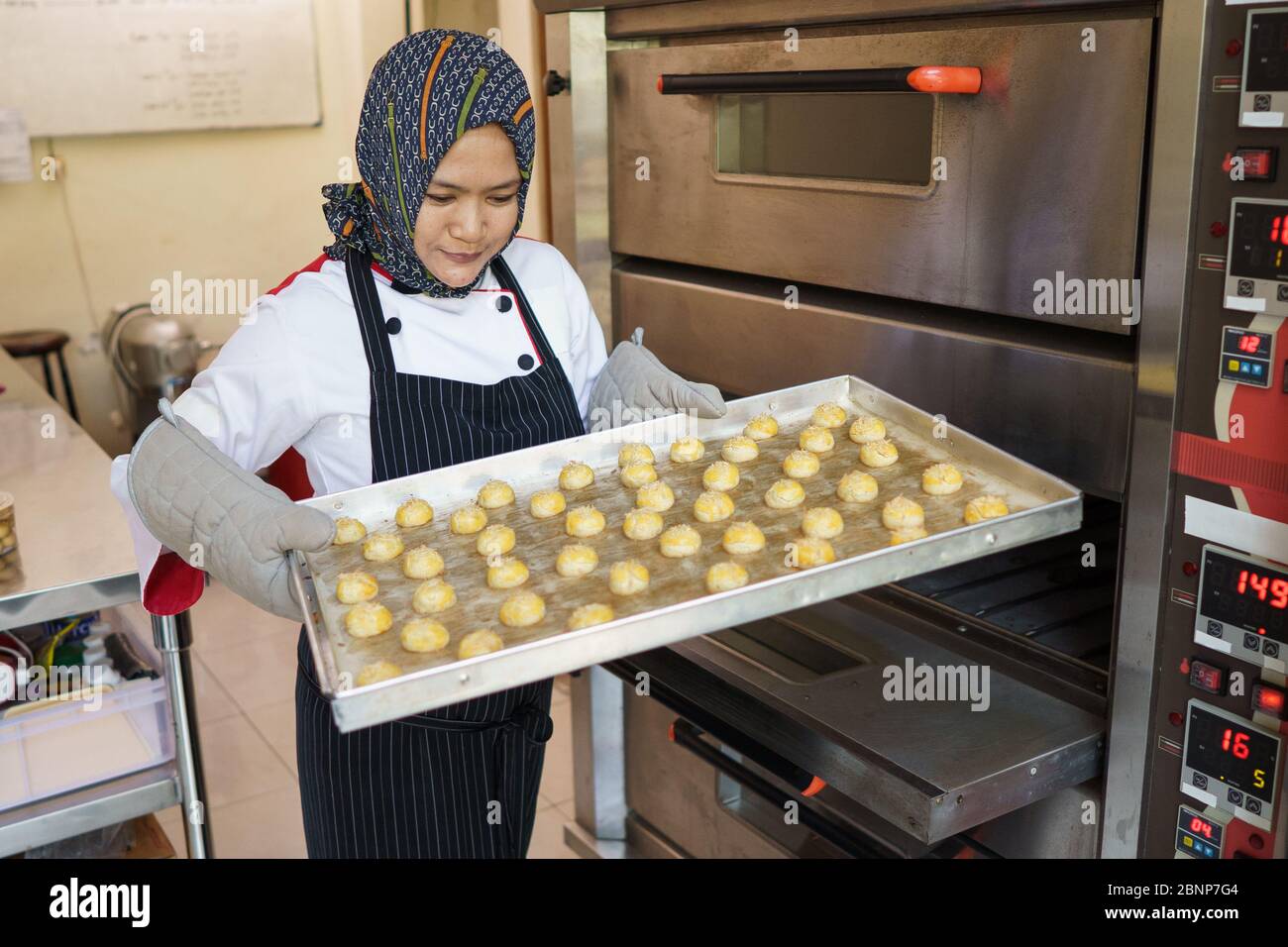 Woman pastry chef put hi-res stock photography and images - Alamy