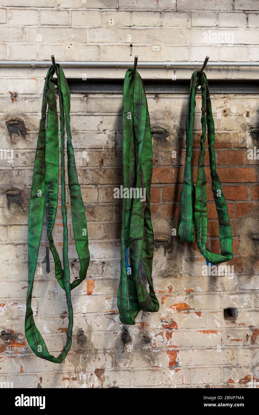 Wire holds chains hi-res stock photography and images - Alamy