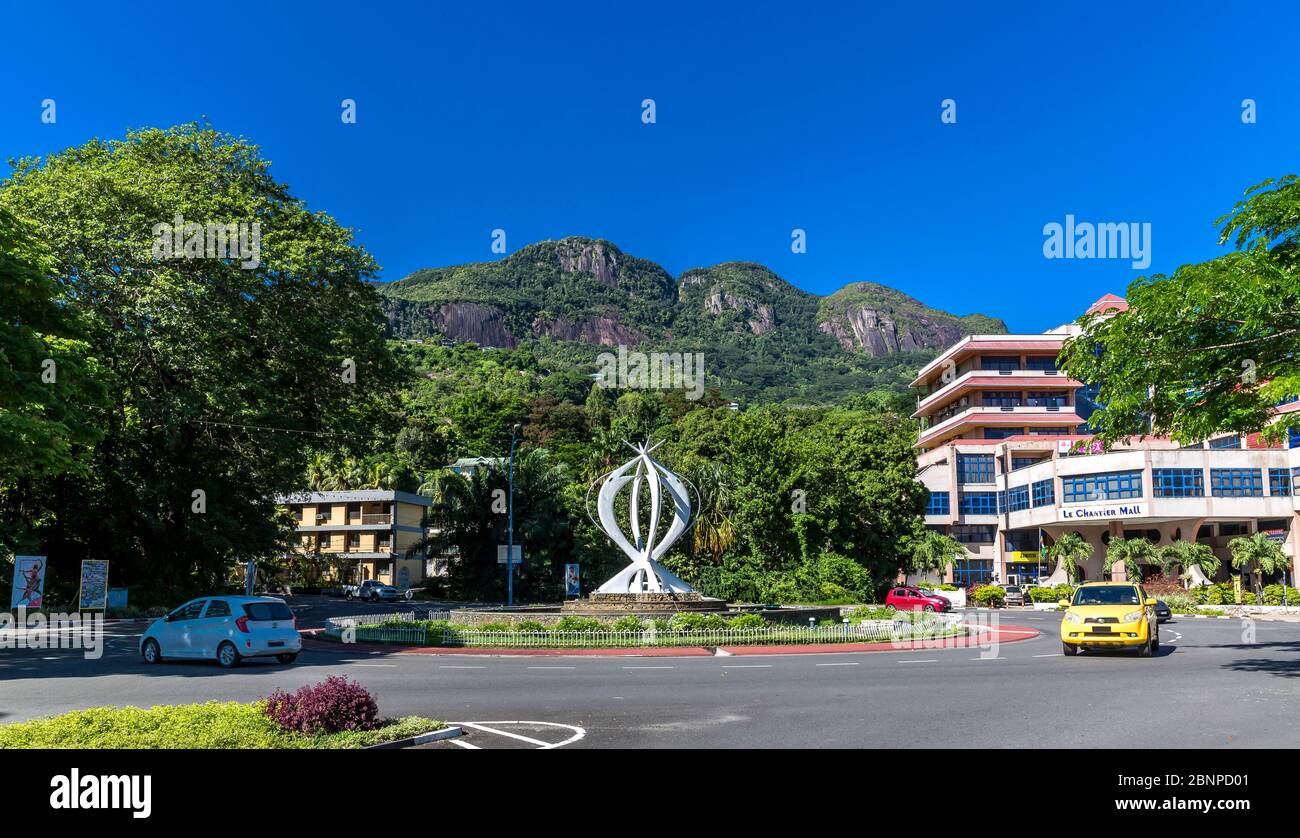 L'Unite Monument (Monument of National Unity) in downtown Victoria ...