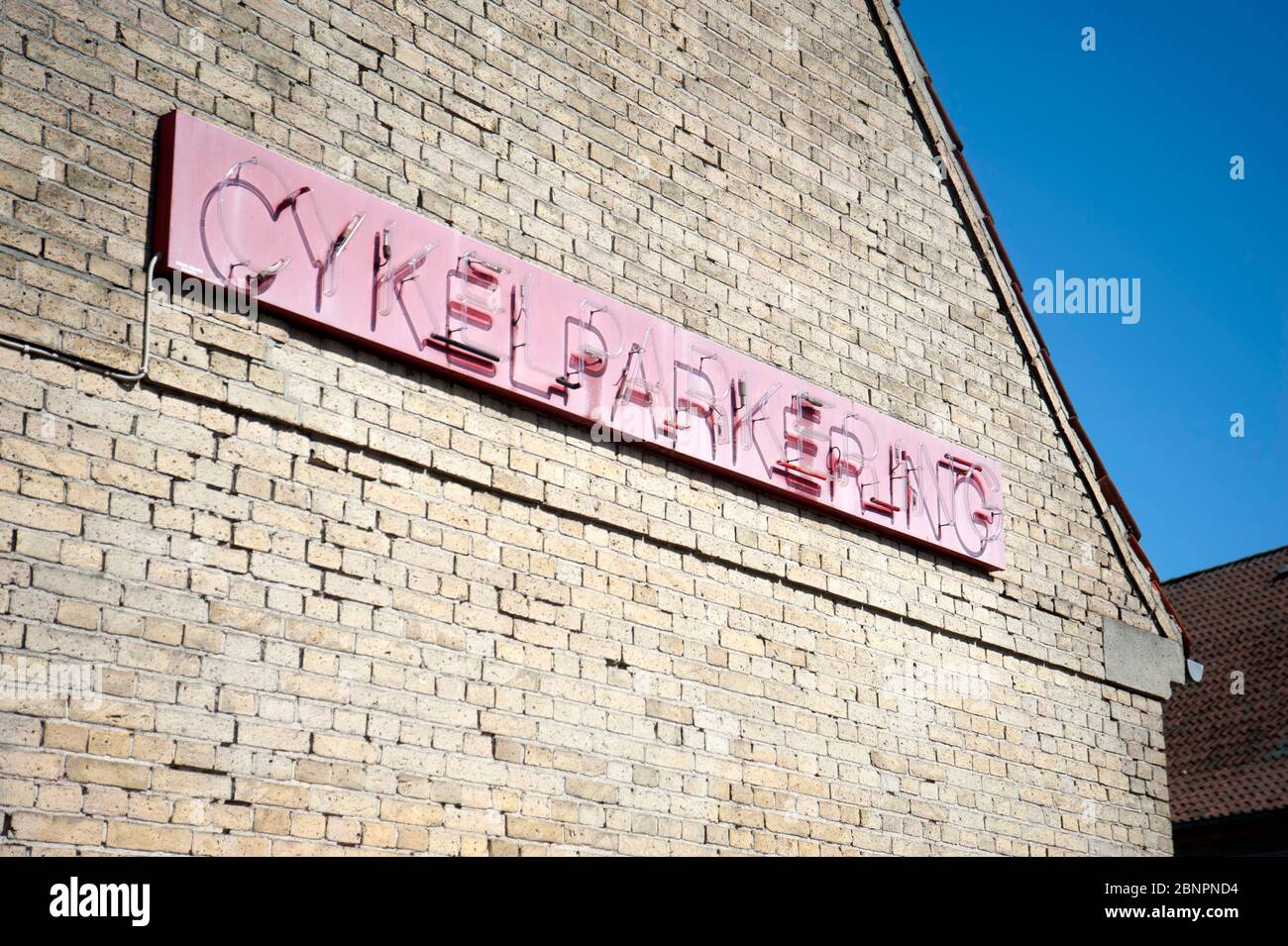 Dänemark, Aarhus, neon sign 'Cykelparkering' Stock Photo - Alamy
