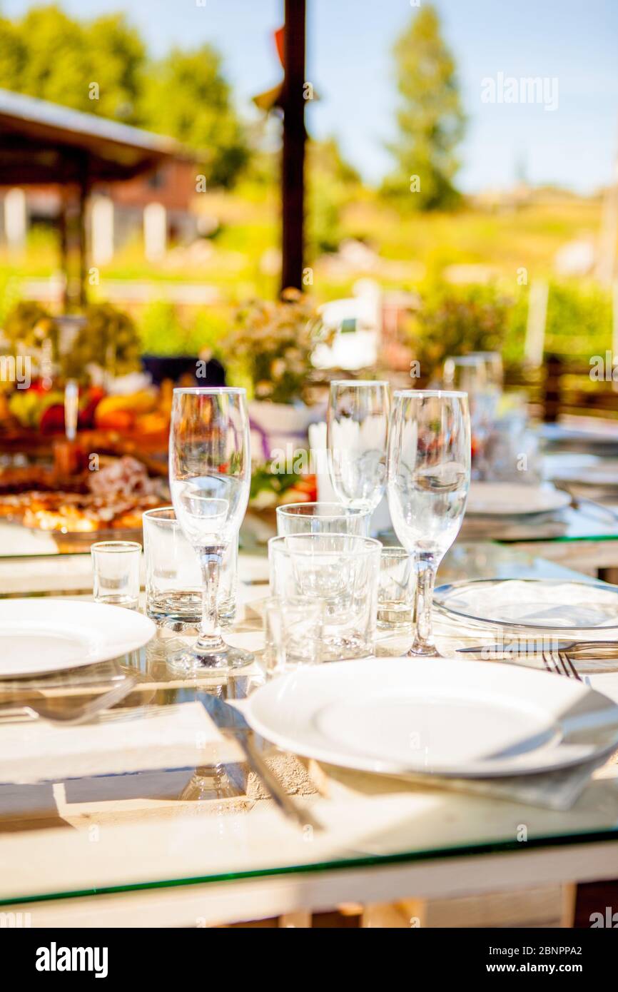 tableware glasses and bottles Stock Photo - Alamy
