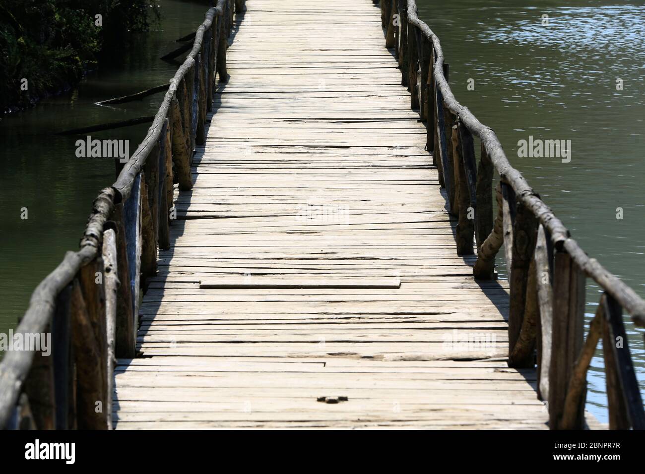 Front view wooden bridge hi-res stock photography and images - Alamy