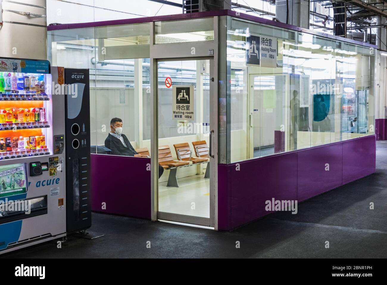 Japan, Honshu, Tokyo, Japan Railway (JR) Station, Typical Platform ...
