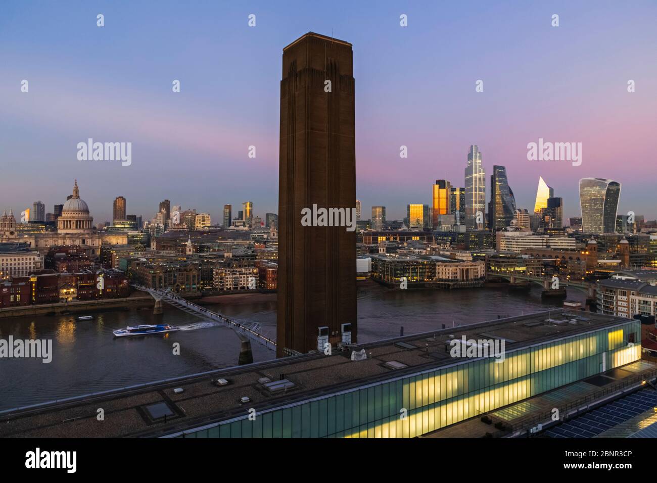 London tate modern view hi-res stock photography and images - Alamy