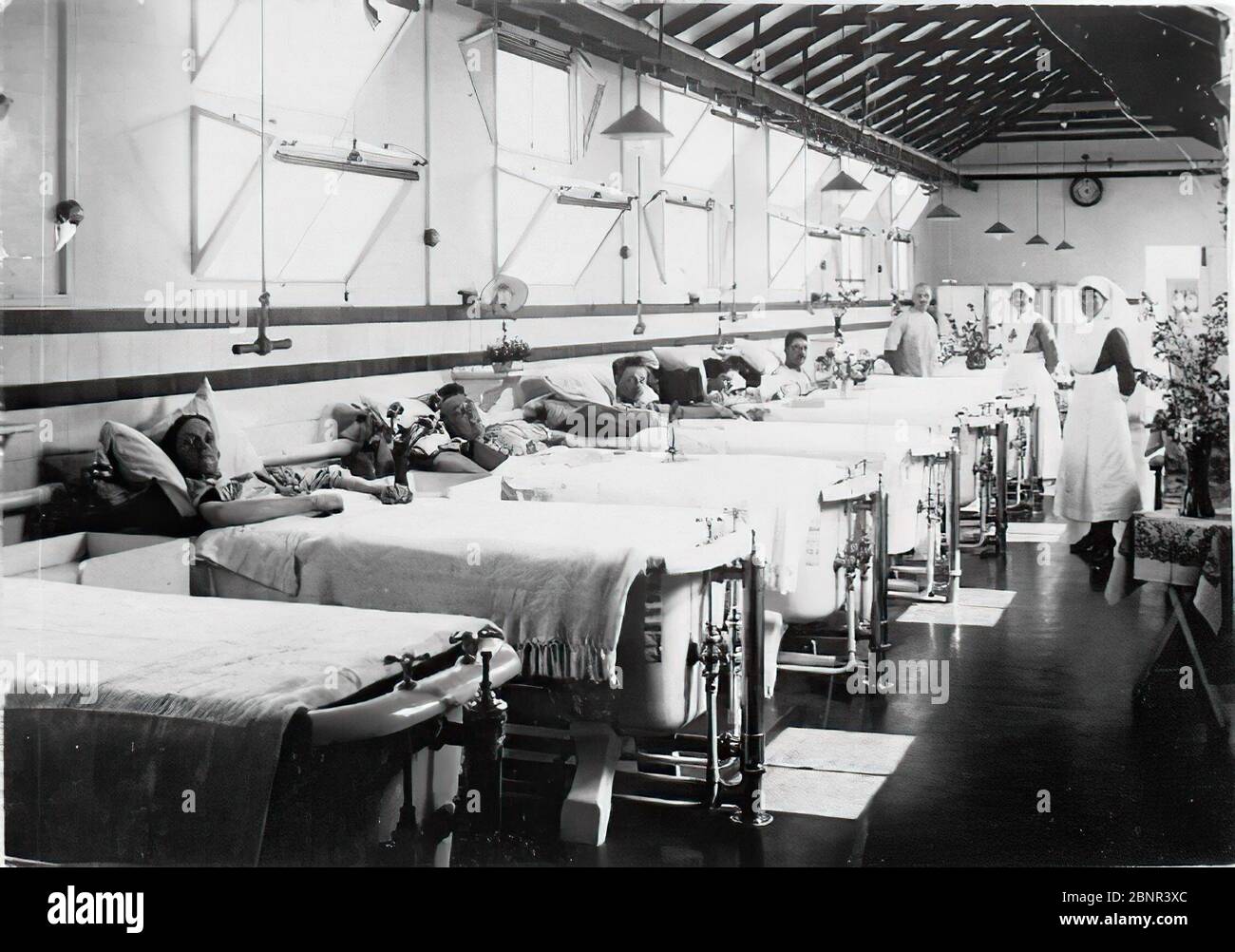 During the 1918 Spanish Flu Pandemic Masked medical personnel giving ...