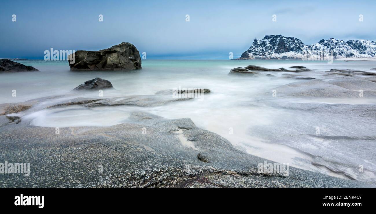 soft water washed over rocks Stock Photo - Alamy