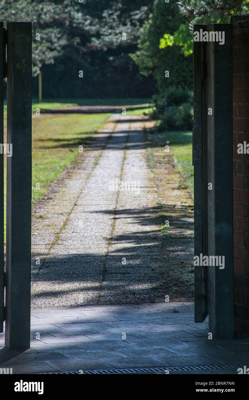 Hedge gate garden lawn hi-res stock photography and images - Alamy