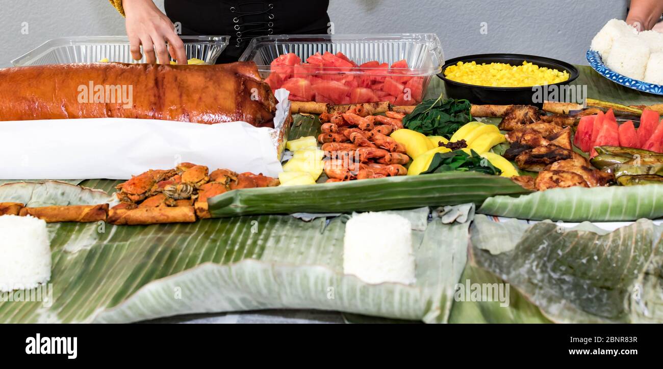 Boodle fight style of eating. A traditional filipino way of eating ...