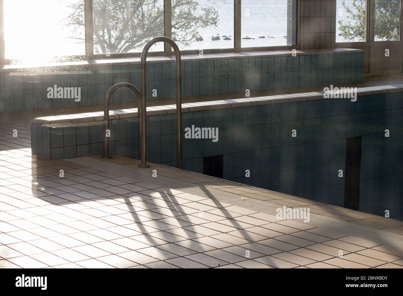 Abandoned swimming pool hi-res stock photography and images - Alamy