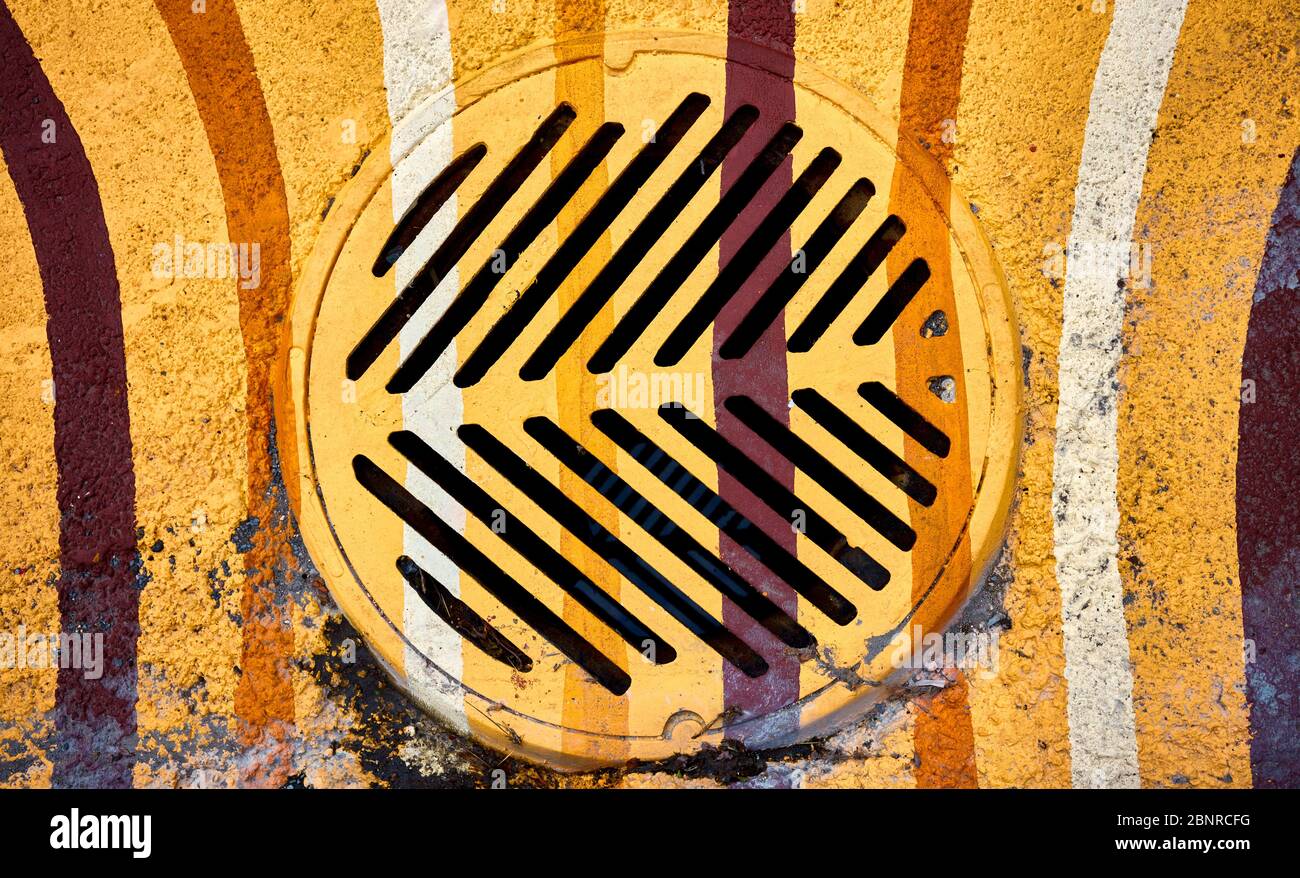 Yellow manhole cover hi-res stock photography and images - Alamy