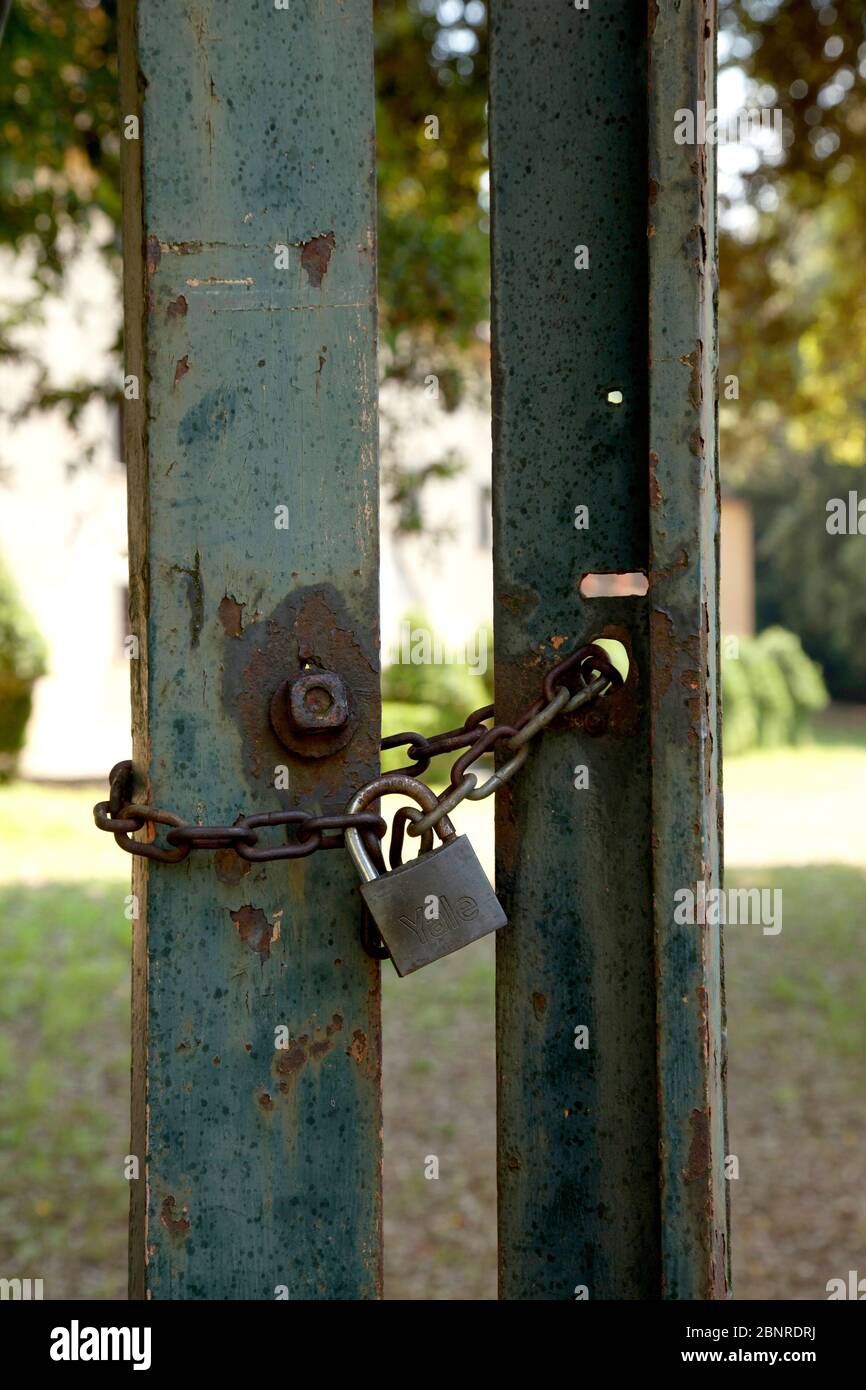 Palace gate mansions hi-res stock photography and images - Alamy